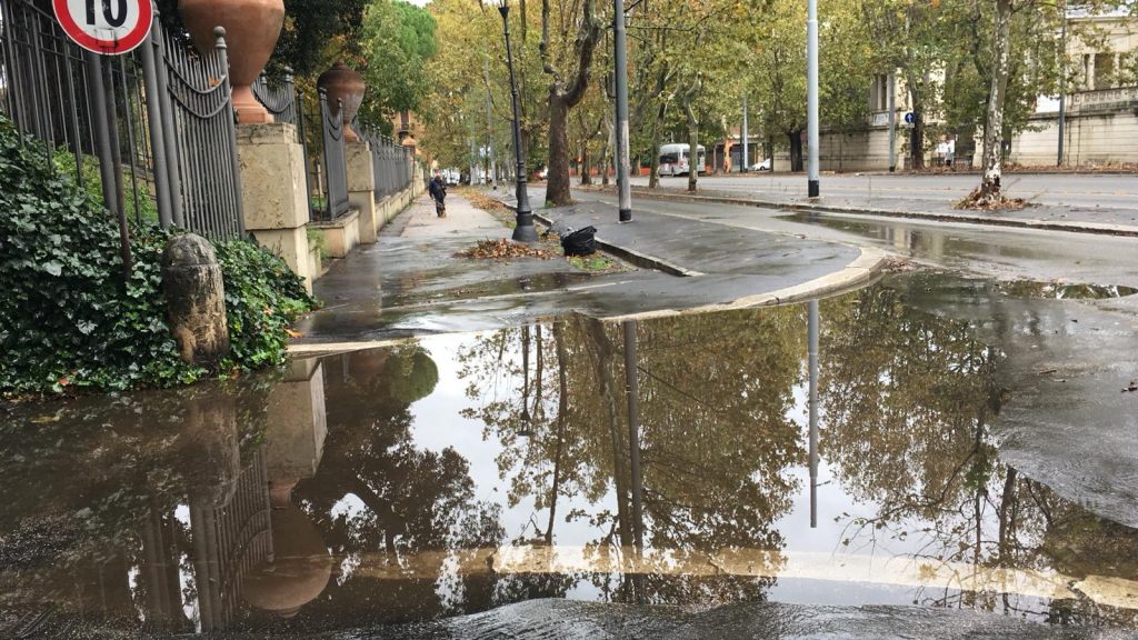 Caditoie e tombini otturati, i primi effetti del maltempo di oggi nel ... Caditoie e tombini otturati, i primi effetti del maltempo di oggi nel ...